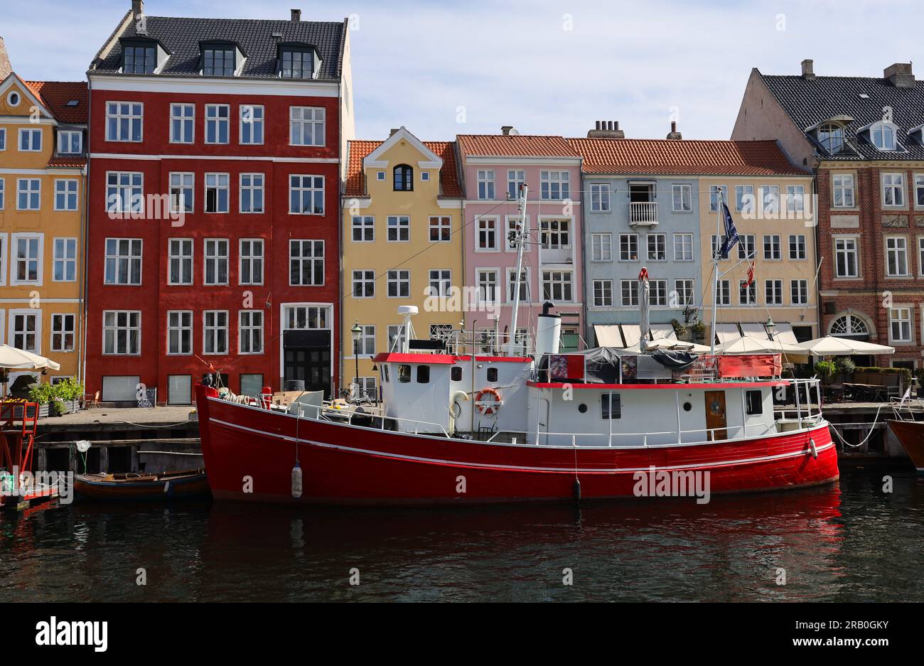 The Nyhavn canal with its characteristic colorful houses in Copenhagen ...