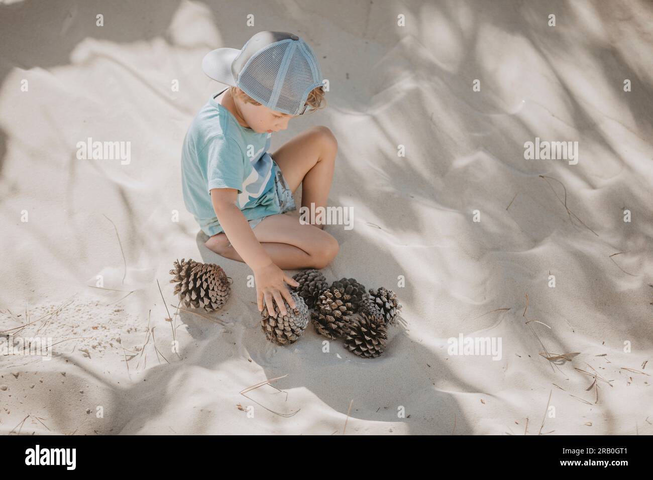 Little boy playing on the beach Stock Photo - Alamy