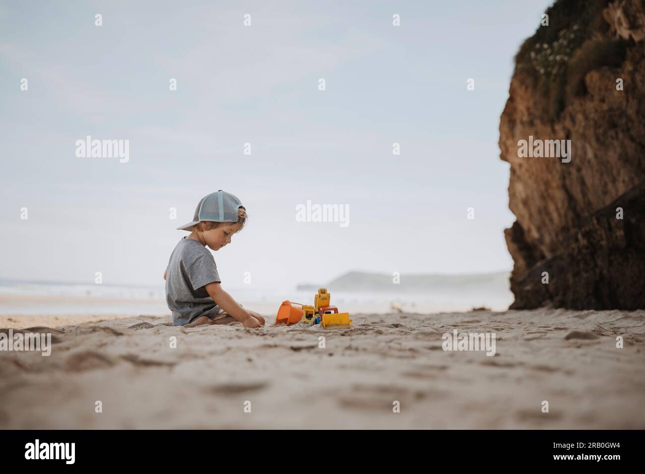 Little boy playing on the beach Stock Photo - Alamy
