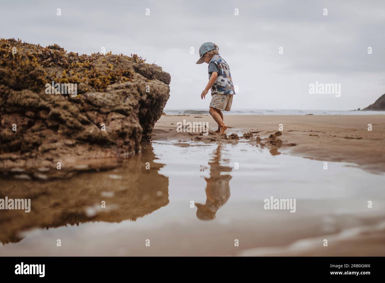 Little boy playing on the beach Stock Photo - Alamy