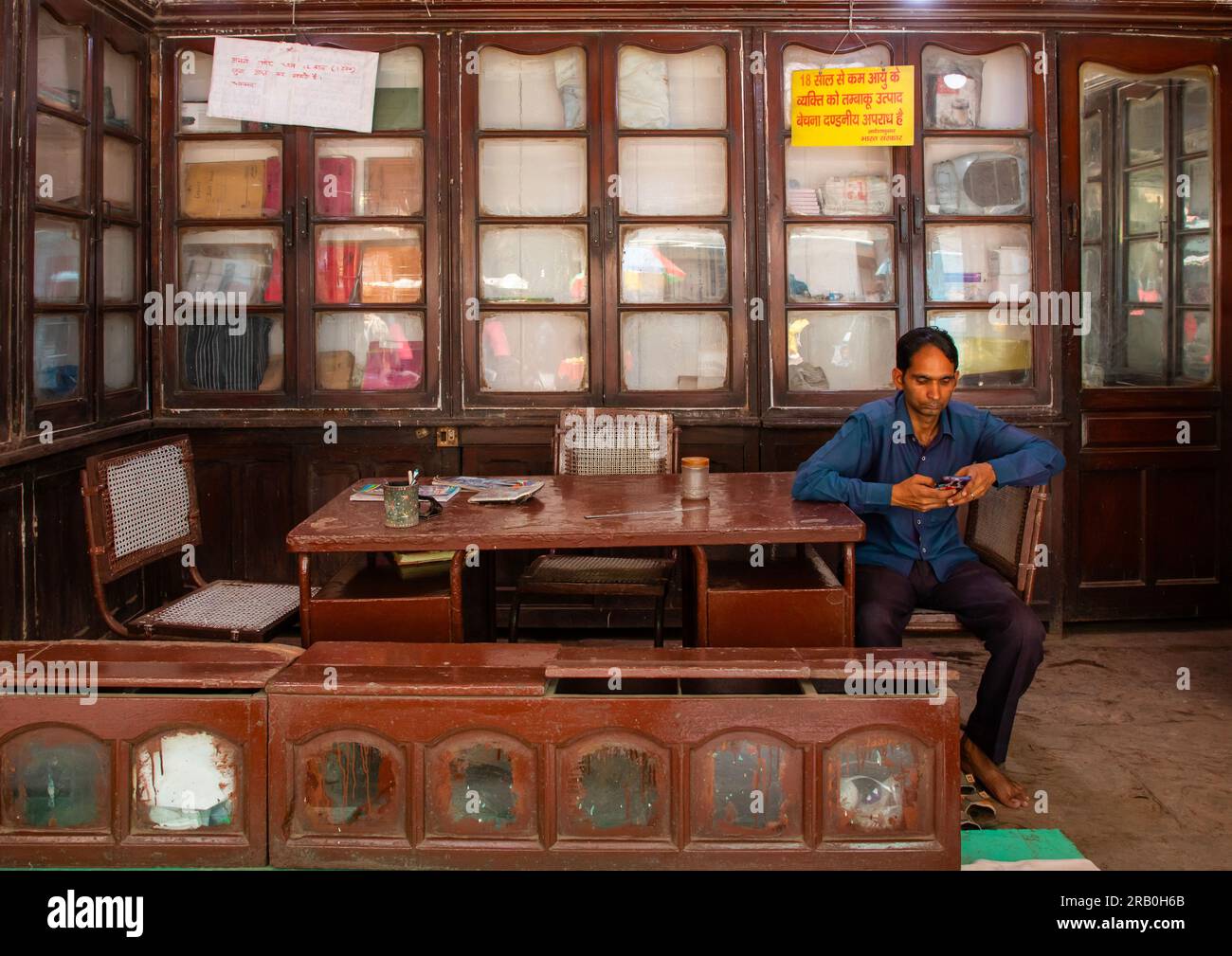 India phone shop hi-res stock photography and images - Alamy