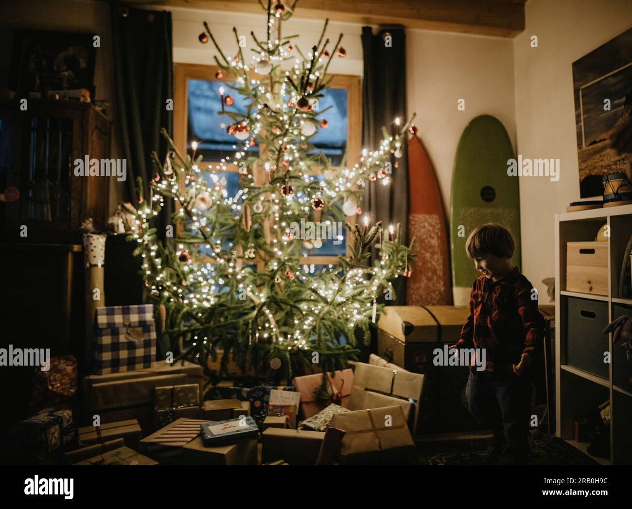 Family time christmas living room hi-res stock photography and images ...