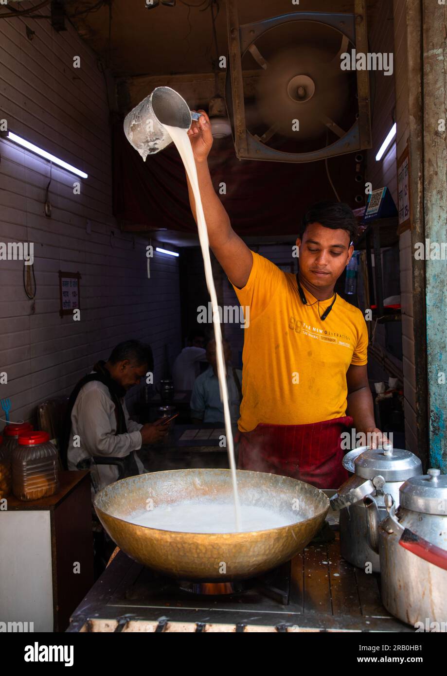 Indian man pouring hot milk tea in old Delhi, Delhi, New Delhi, India ...