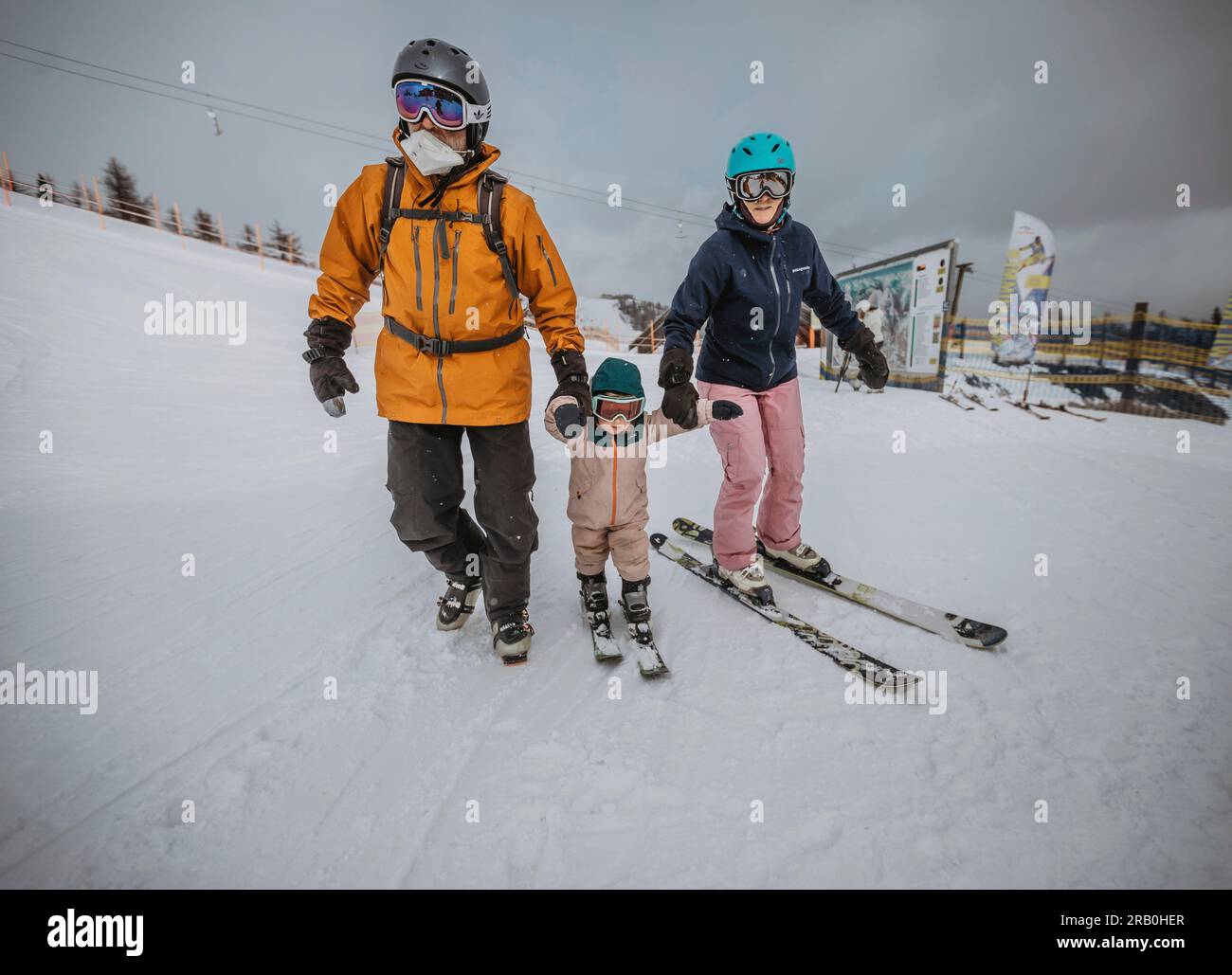 Family skiing hi-res stock photography and images - Alamy