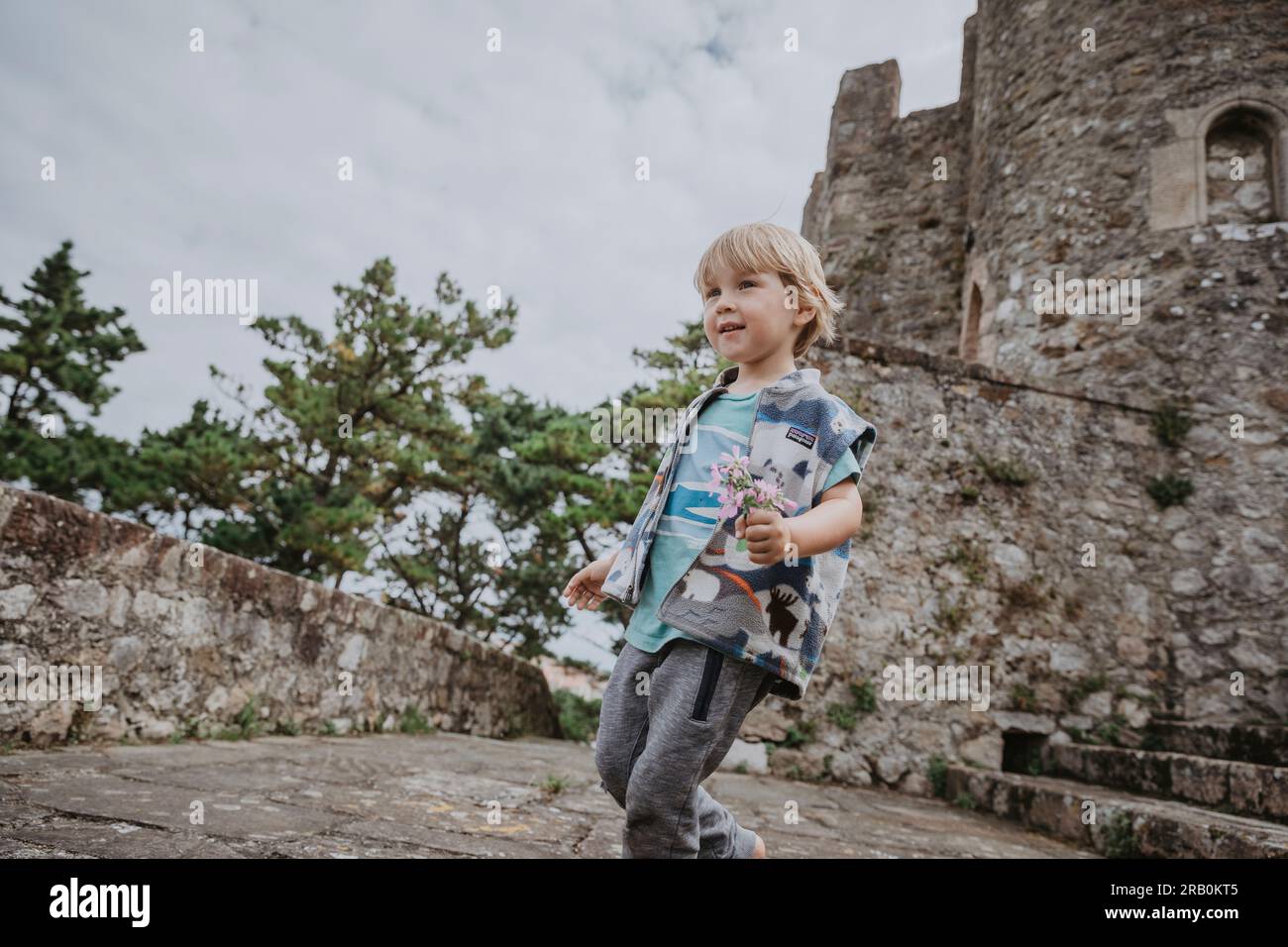 Boy in a castle ruin hi-res stock photography and images - Alamy