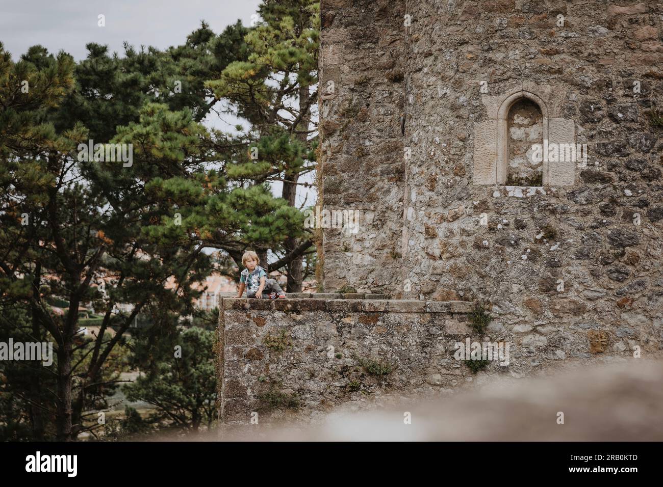 Boy in a castle ruin hi-res stock photography and images - Alamy