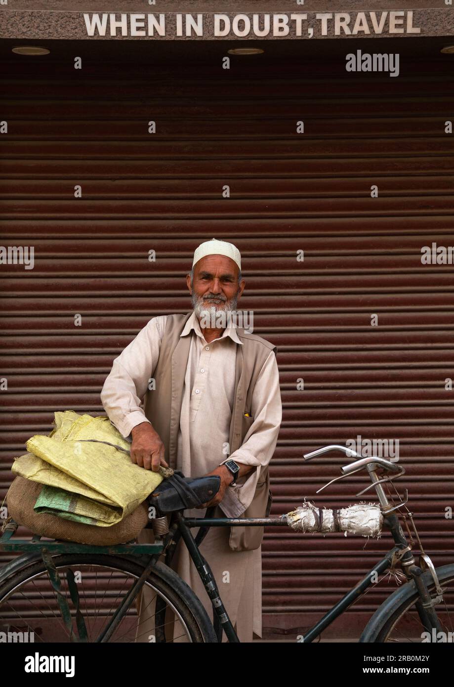 Kashmiri man hi-res stock photography and images - Alamy
