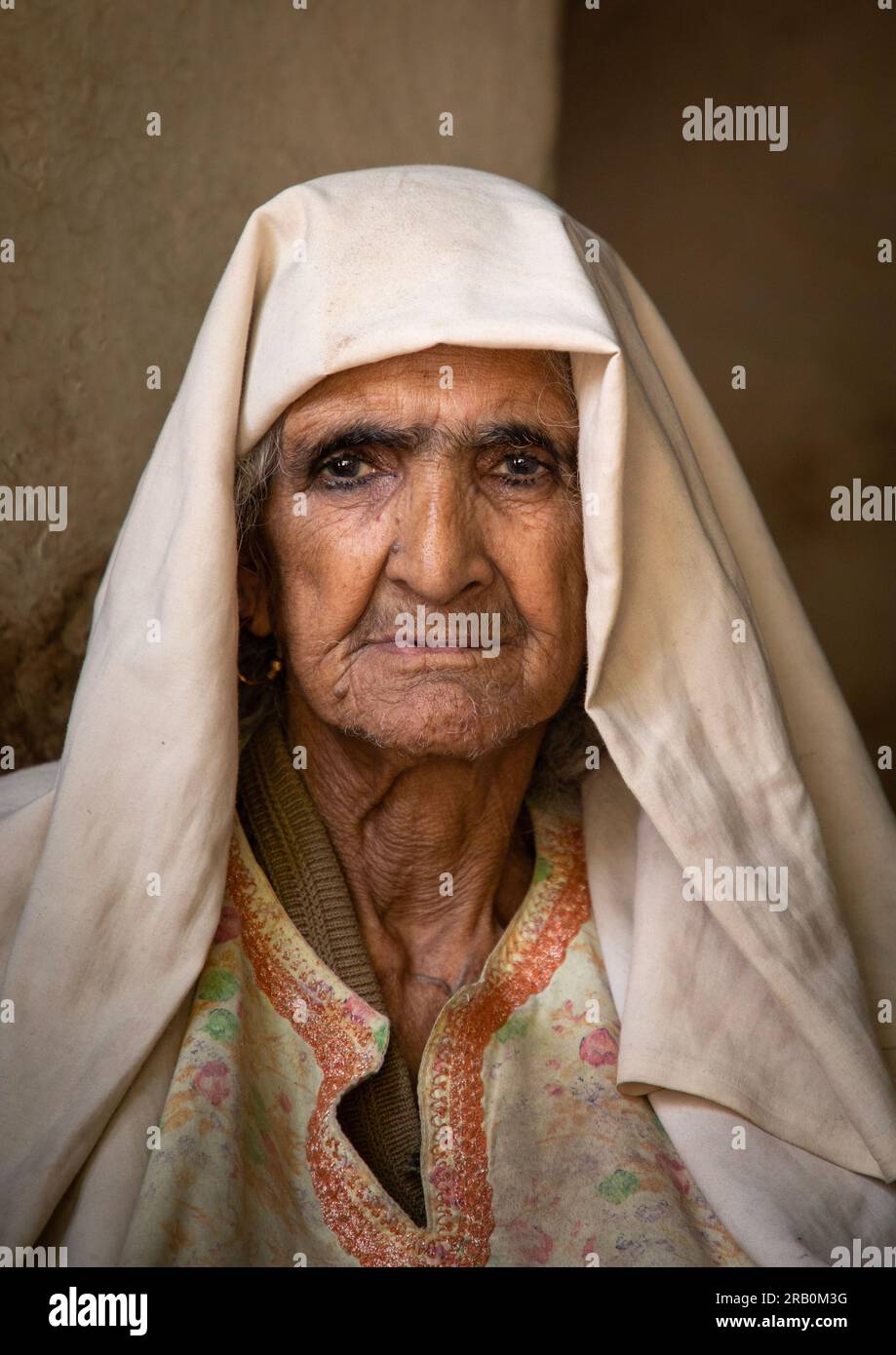 Portrait of old kashmiri woman hi-res stock photography and images - Alamy