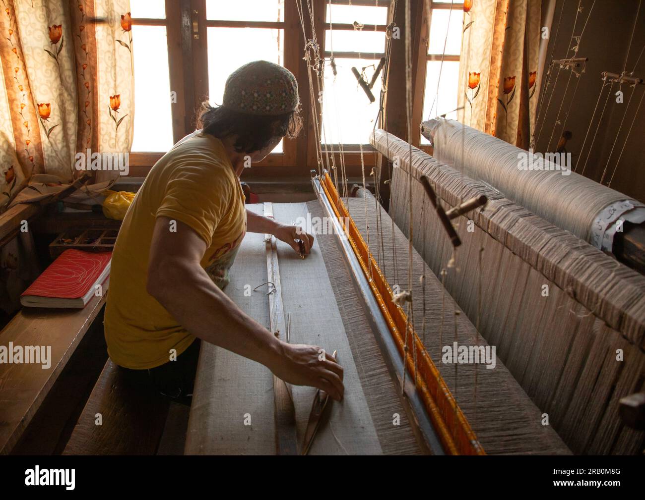 Kashmiri man weaving a pashmina scarf, Jammu and Kashmir, Srinagar ...