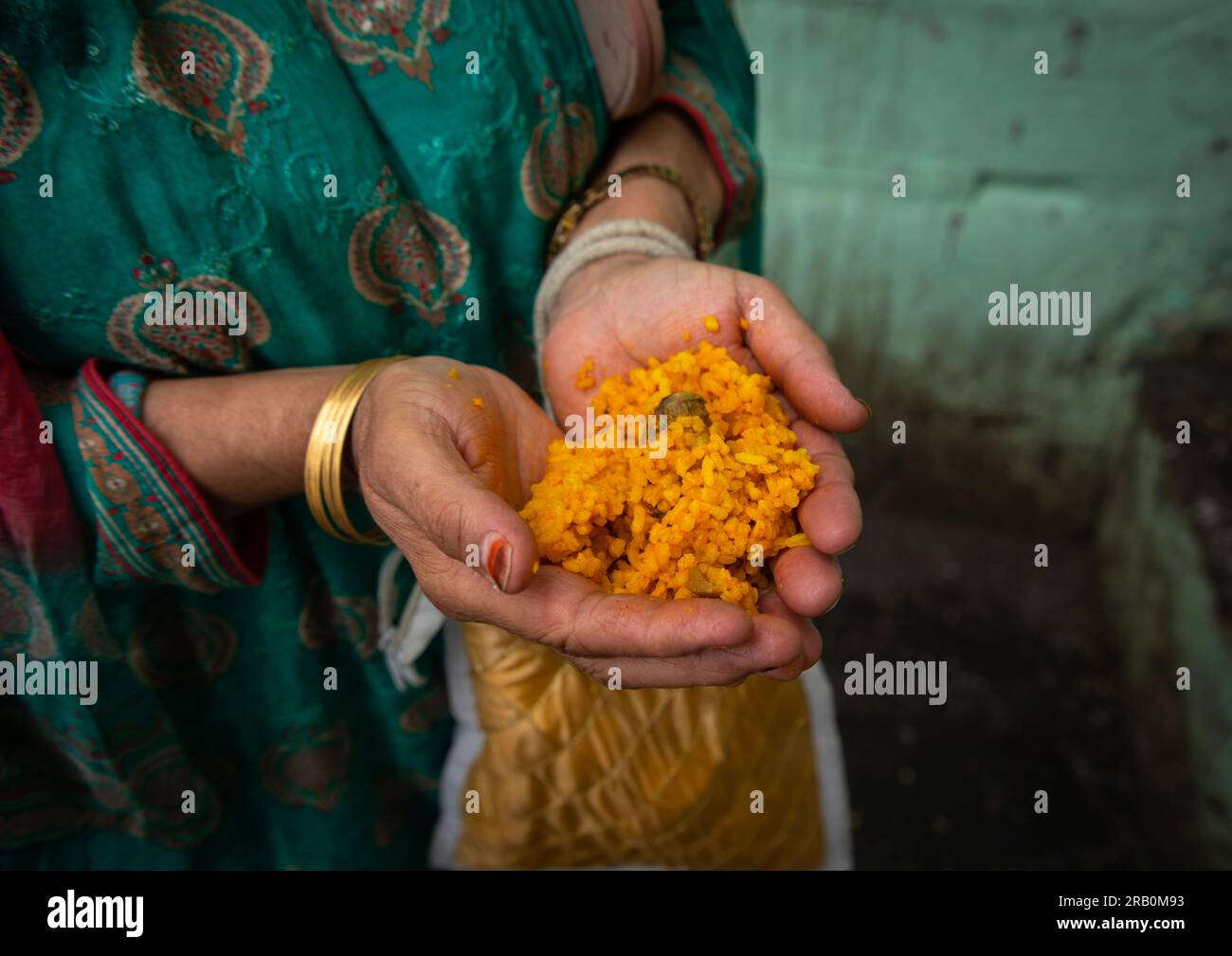 Indian woman offering some rice in Makhdoom Sahib Shrine, Jammu and ...