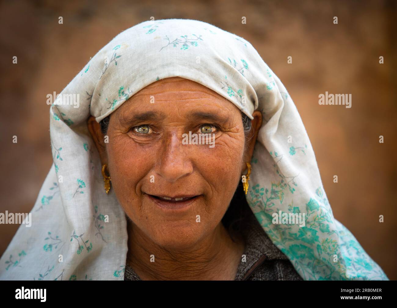Portrait of a kashmiri women with clear eyes, Jammu and Kashmir, Srinagar, India Stock Photo - Alamy
