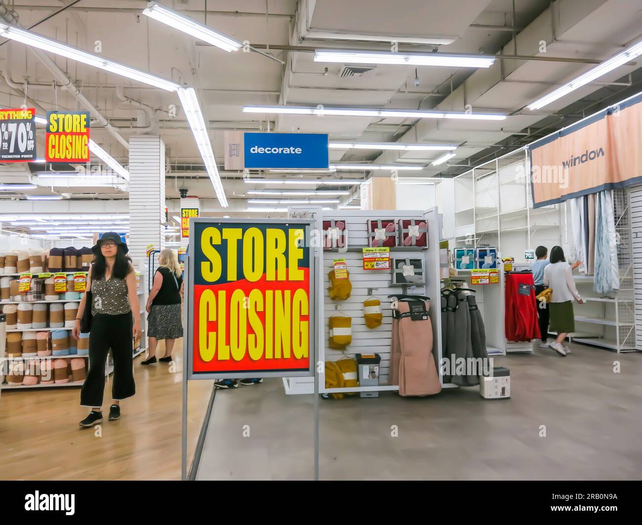Store Chain Closure Stock Photo - Alamy