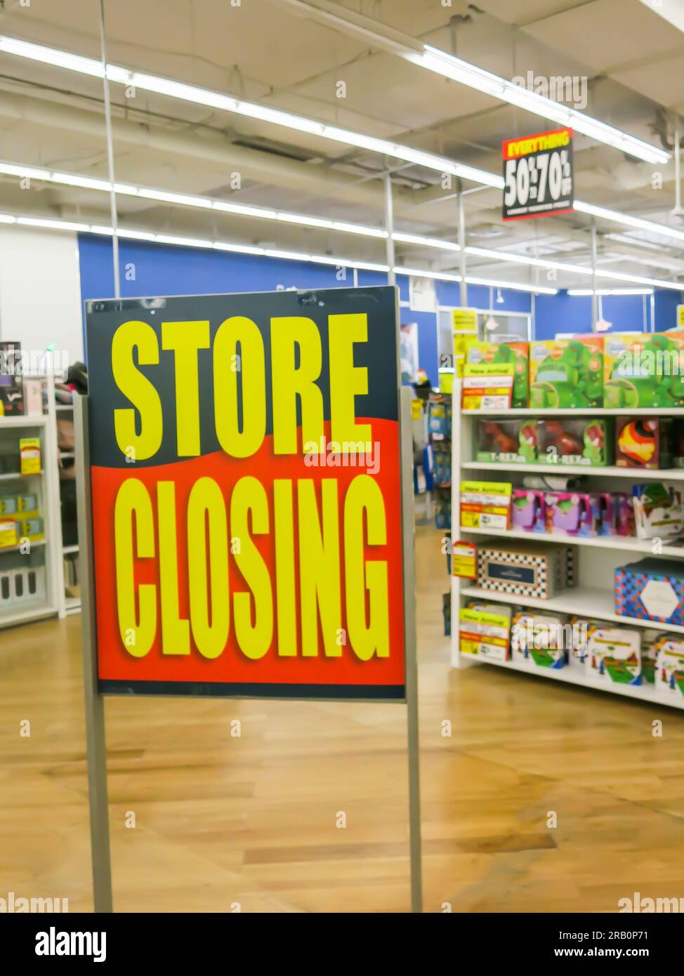 Final closing store sale signs hi-res stock photography and images - Alamy