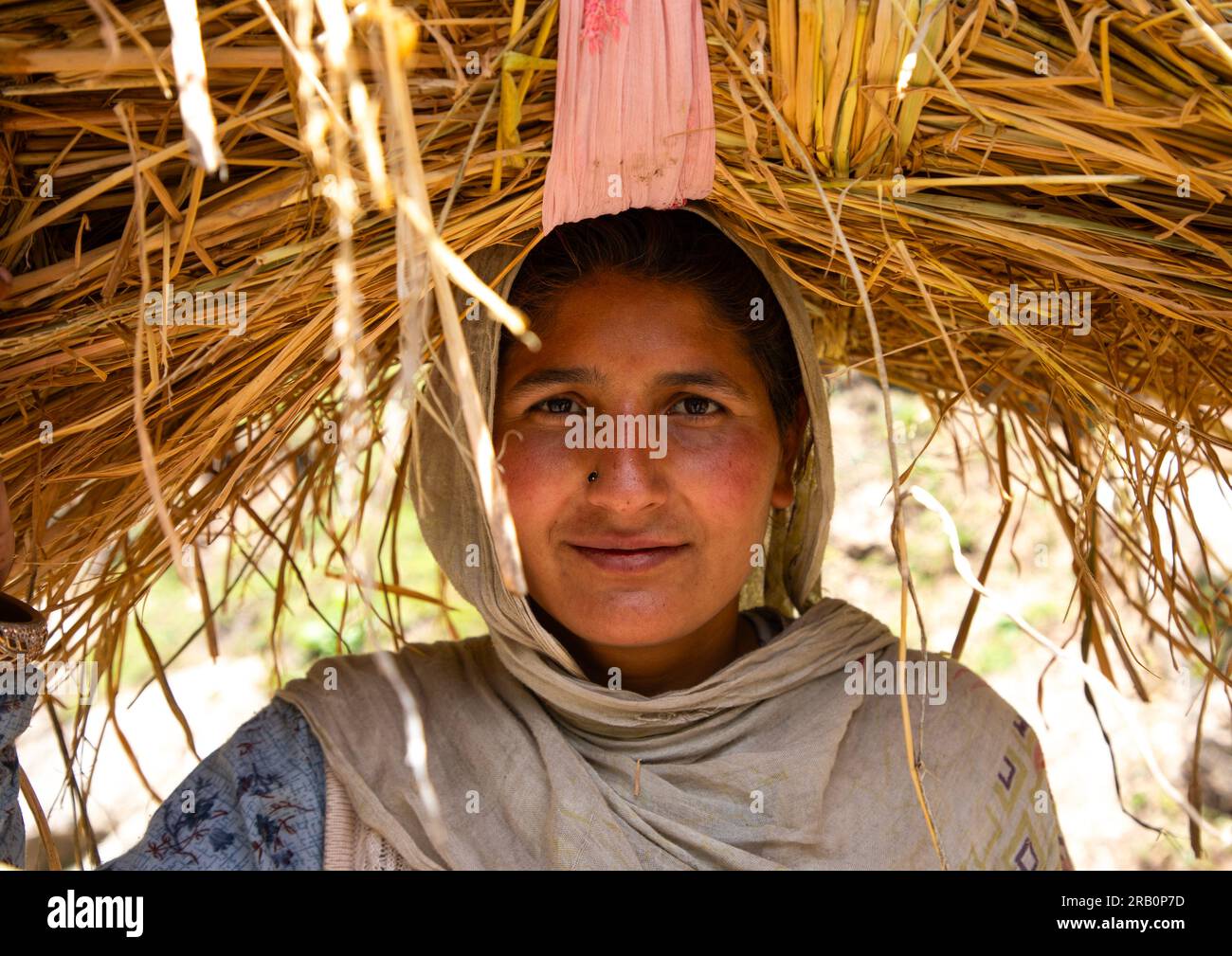 Woman carrying bundle on head hi-res stock photography and images - Alamy