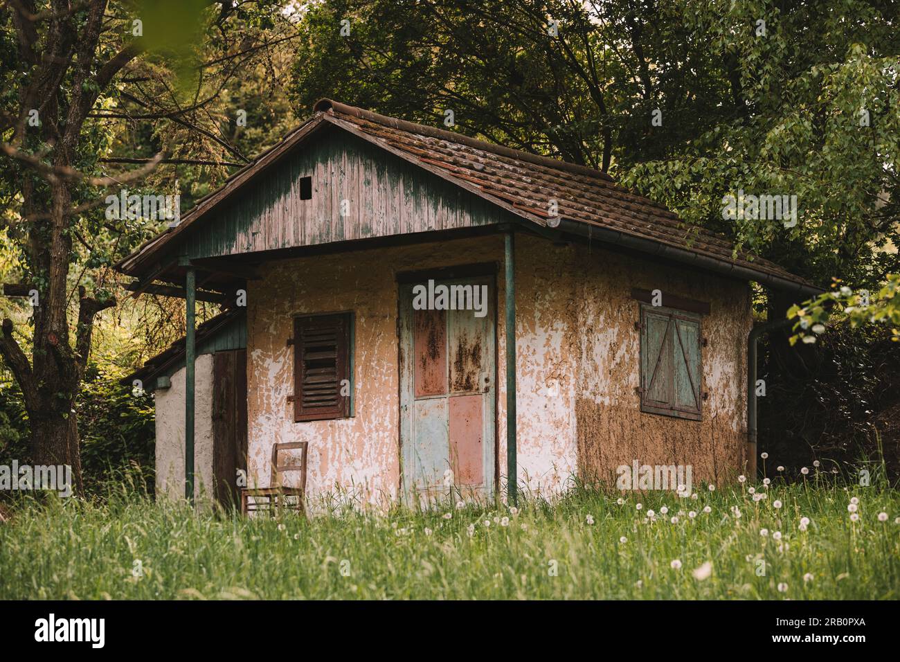 Abandoned hut hi-res stock photography and images - Alamy