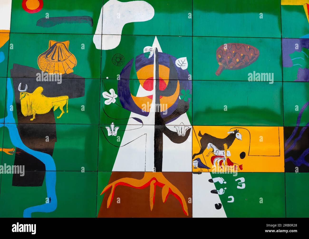 Entry gate to the Palace of Assembly painted by Le Corbusier, Punjab ...