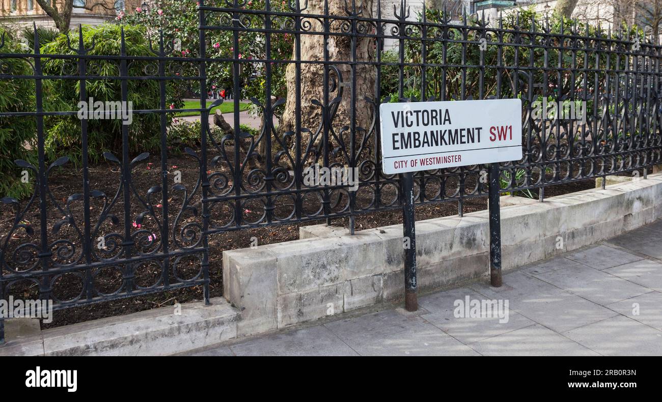 Embankment sign hi-res stock photography and images - Alamy
