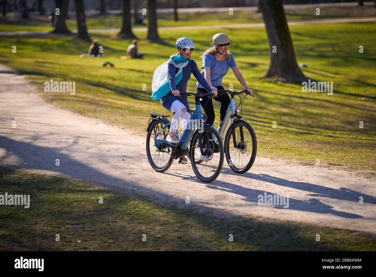 Women ride bikes hi-res stock photography and images - Alamy