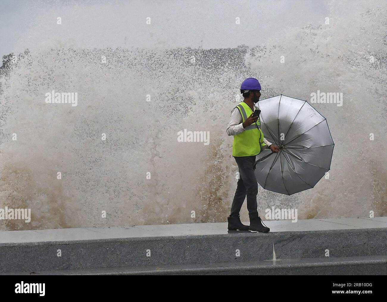 Marine drive mumbai rain hi-res stock photography and images - Alamy
