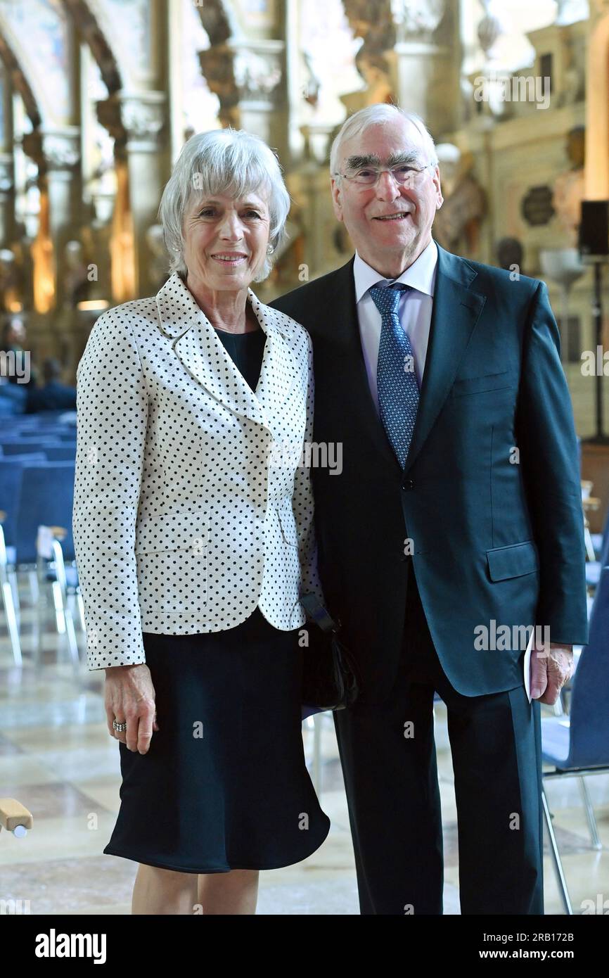 Theo WAIGEL (CSU) with his wife Irene EPPLE WAIGEL. Awarding of the ...