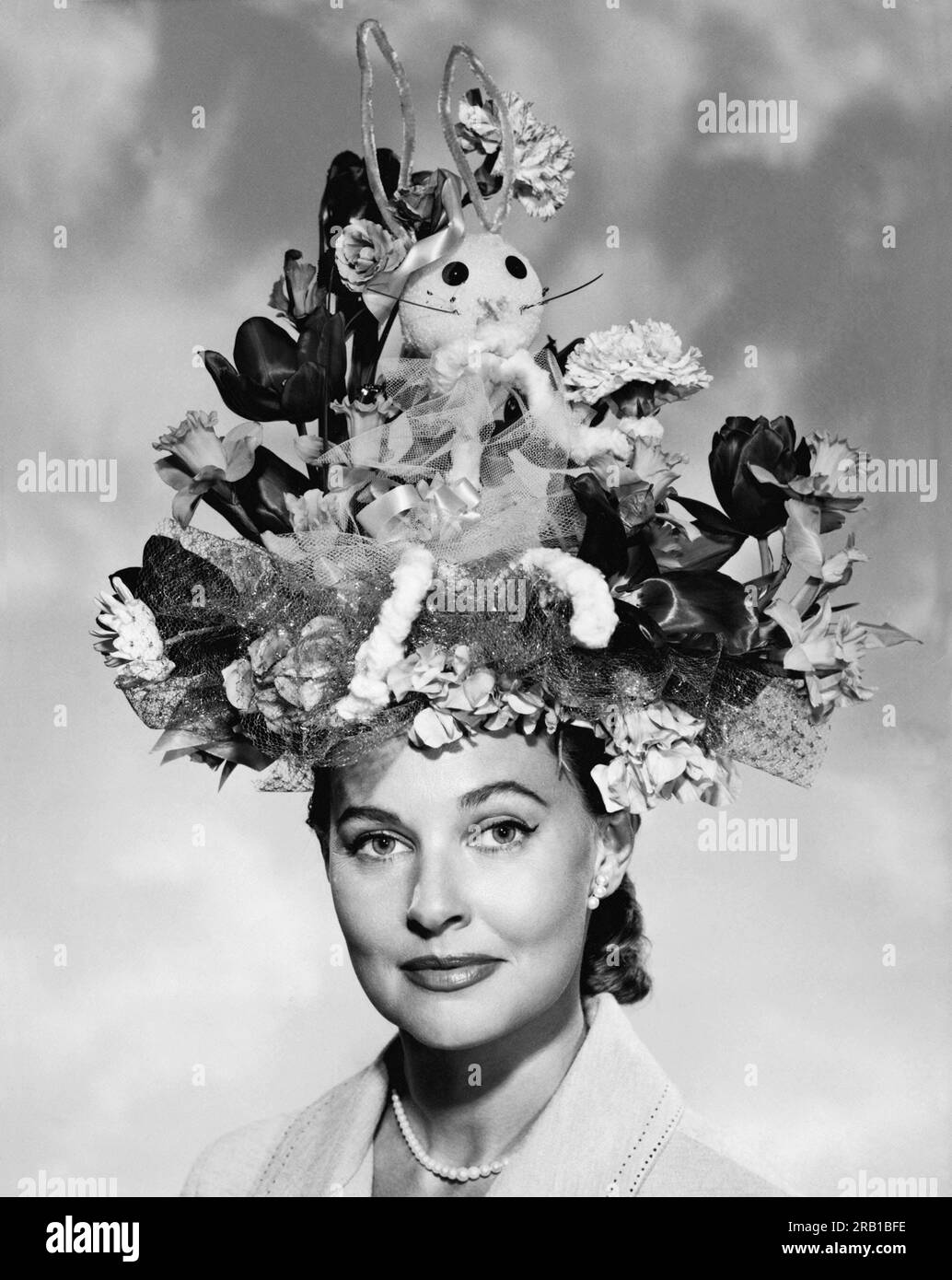 1950 woman outdoors hi-res stock photography and images - Alamy