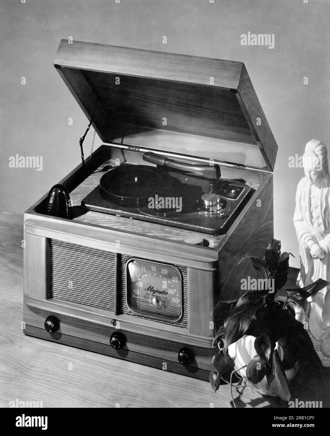 United States: 1947 The Majestic 57YR752 portable 7 tube radio and ...