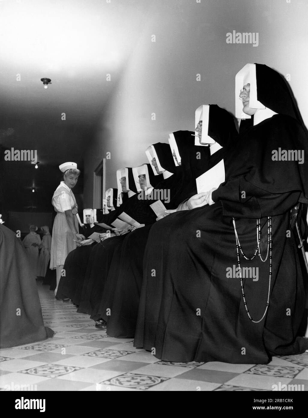 Catholic nuns 1950s hi-res stock photography and images - Alamy