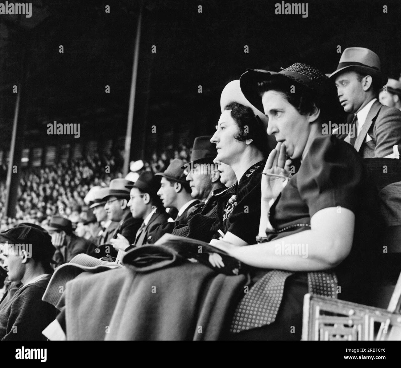 Vintage fans watching baseball hi-res stock photography and images - Alamy