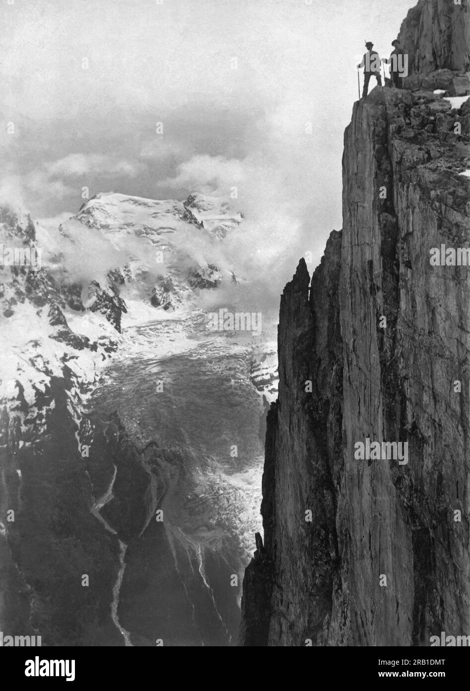 Two hikers stand edge cliff hi-res stock photography and images - Alamy
