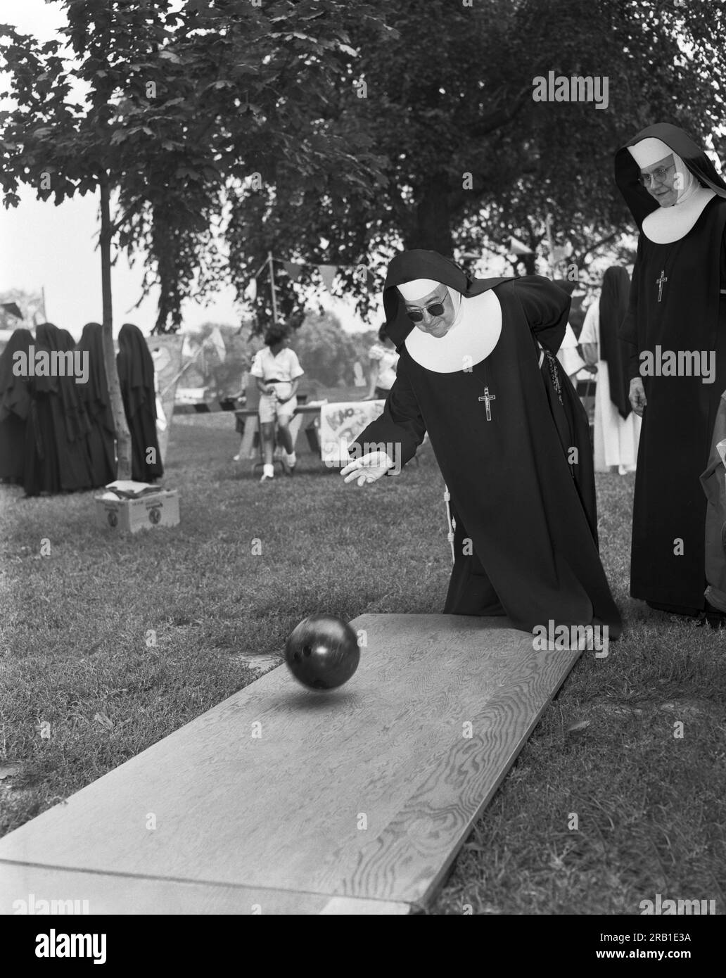 Two 2 nuns nun Black and White Stock Photos & Images - Alamy