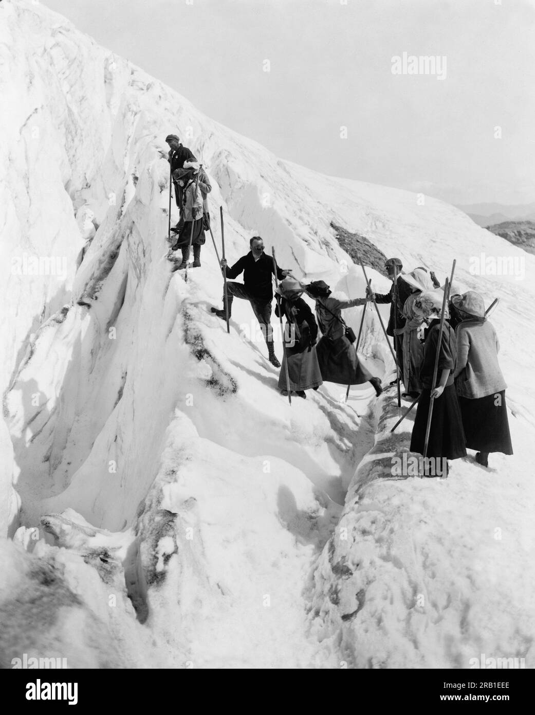 Women mountain climbers 1920s hi-res stock photography and images - Alamy