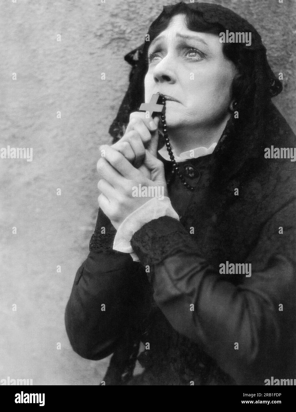 Hollywood, Califoria: c. 1923 A worried looking woman holding her ... Hollywood, Califoria: c. 1923 A worried looking woman holding her ...