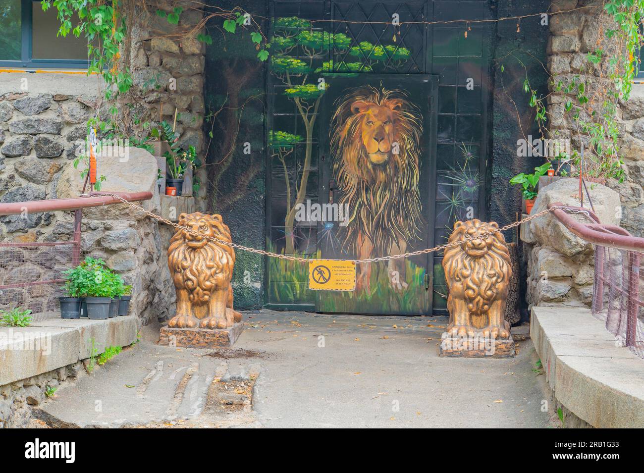The gate in the zoo to the lion's den. Statues and drawings of lions ...