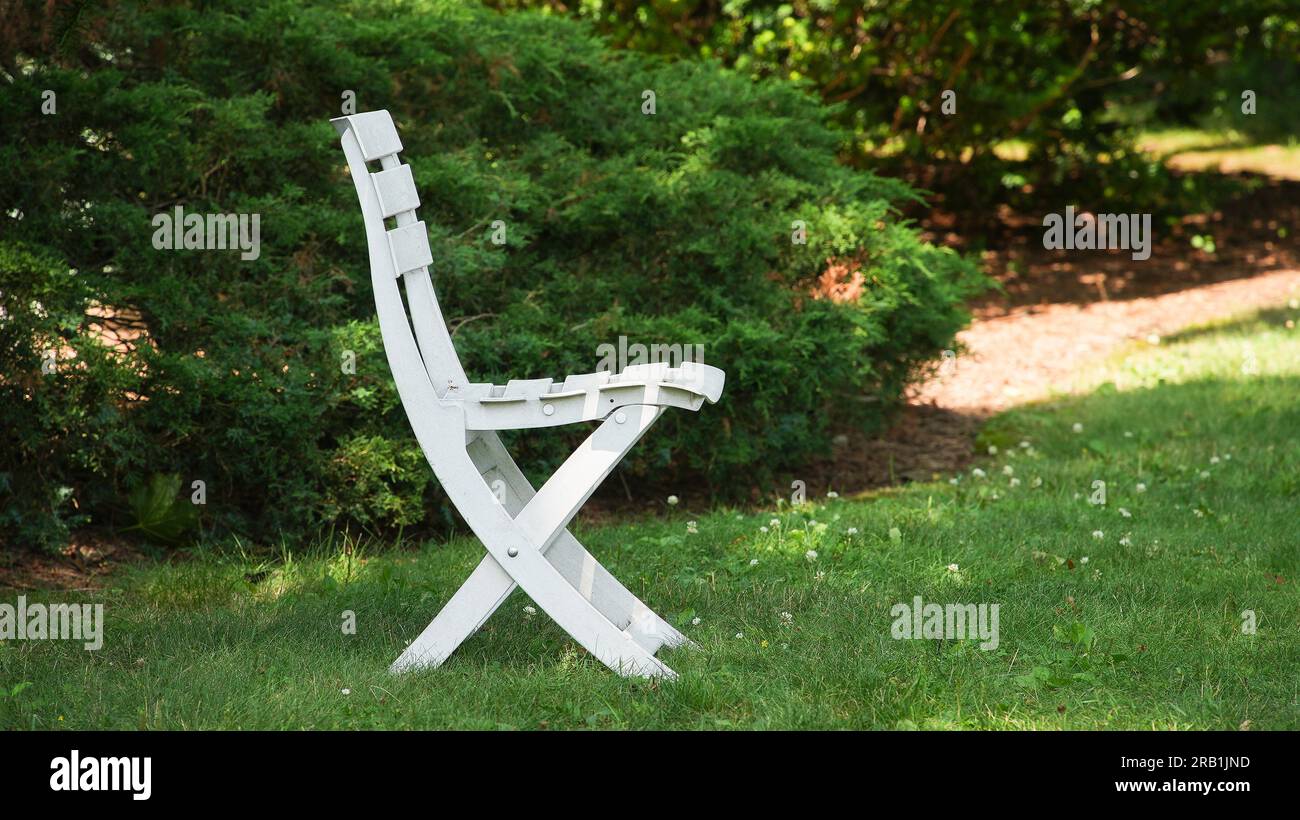 Empty garden chair hi-res stock photography and images - Alamy