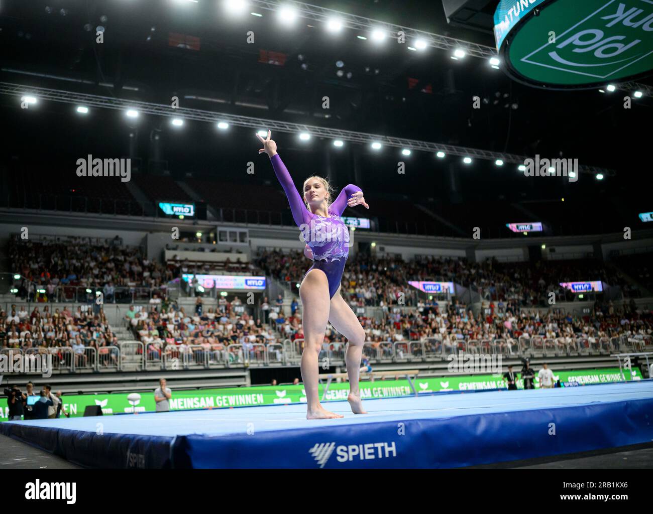 Karina SCHOENMAIER (Schonmaier), TuS Chemnitz-Altendorf, action, ground ...