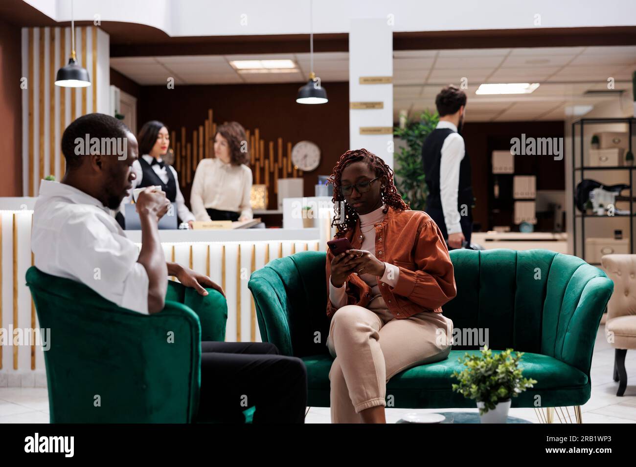 Hotel lobby guests sitting hi-res stock photography and images - Alamy