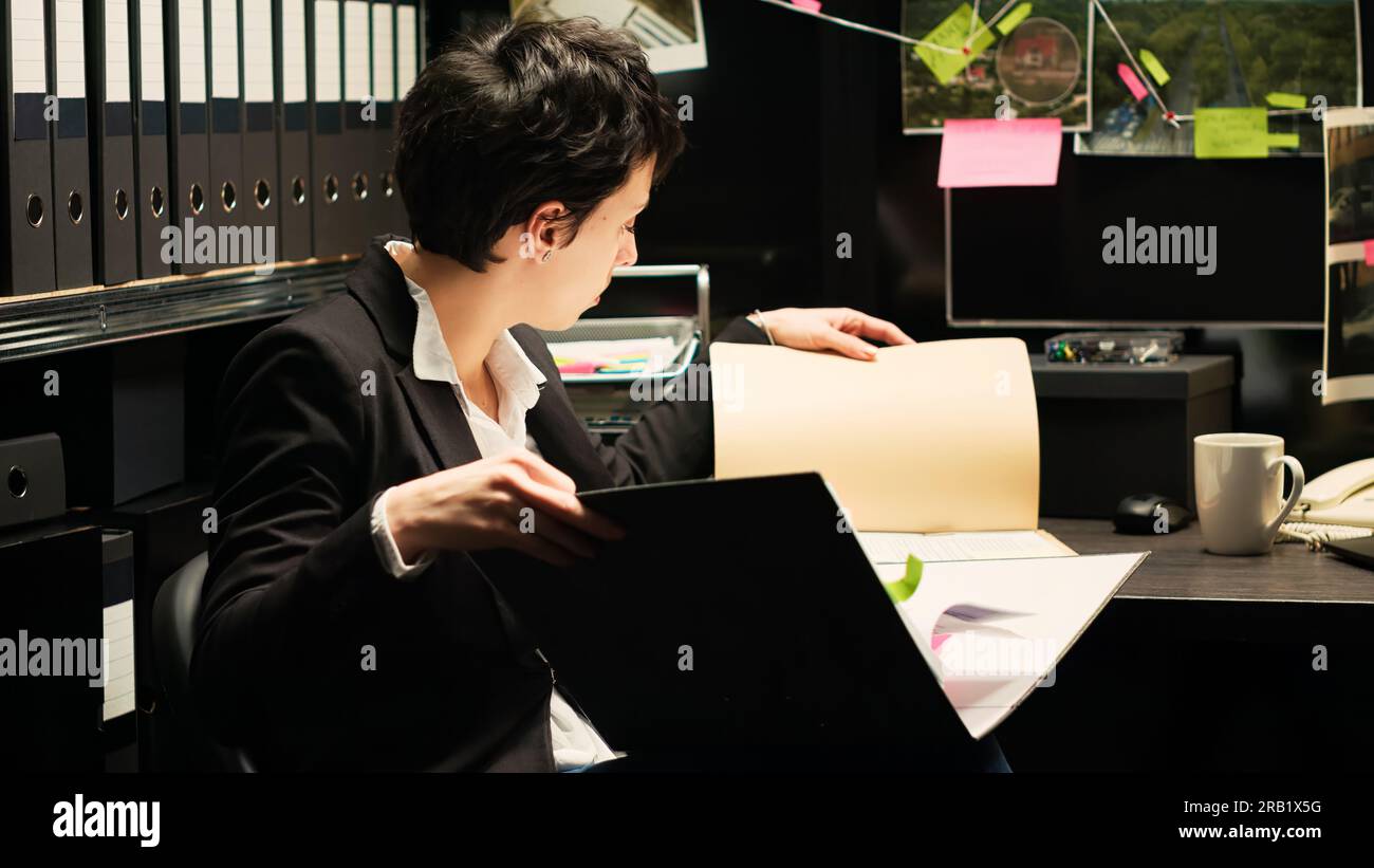 Forensic officer check hi-res stock photography and images - Alamy