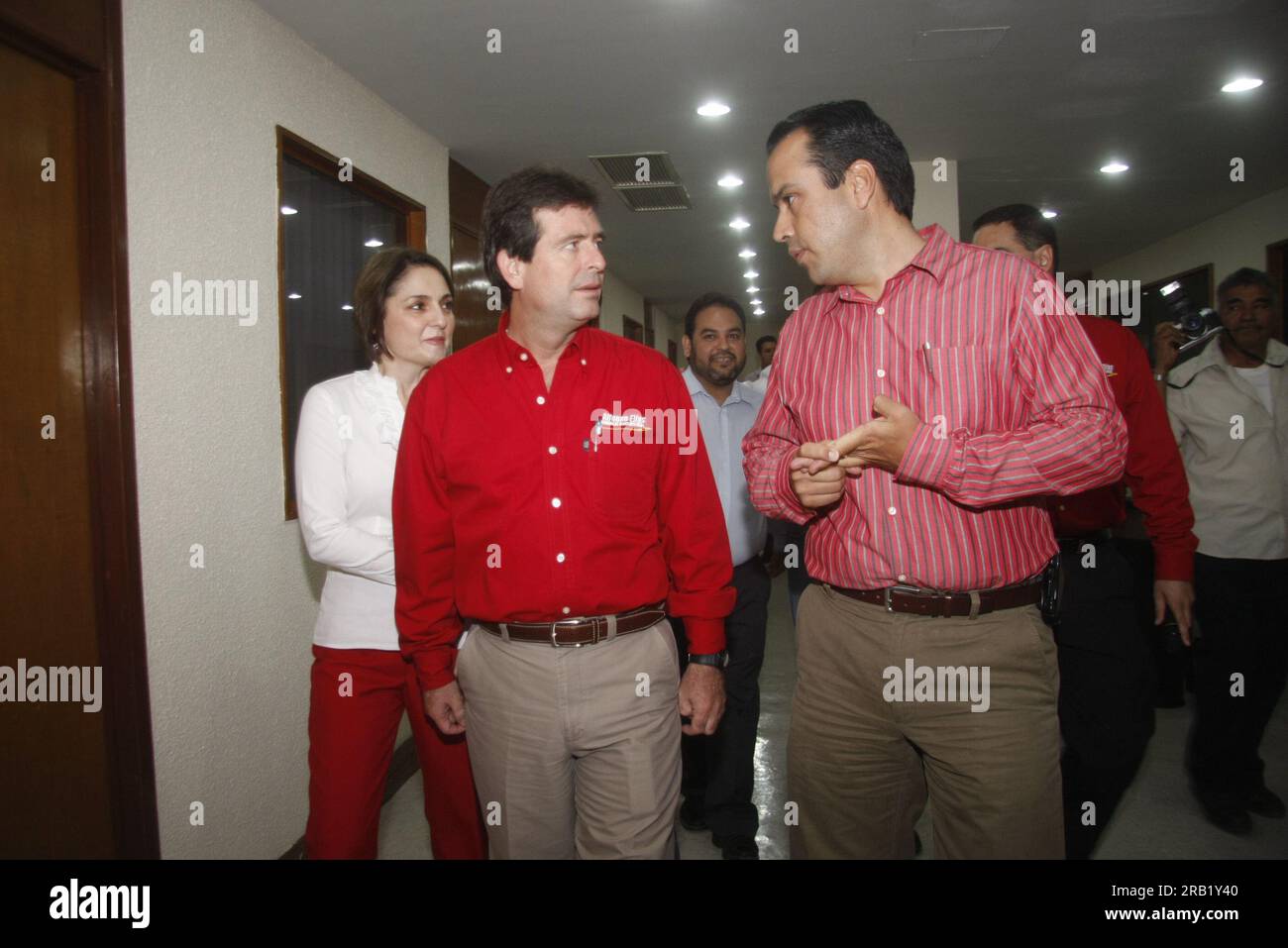 Corte de list—n y recorrido por la casa de campa–a de Alfonso Elias en ...