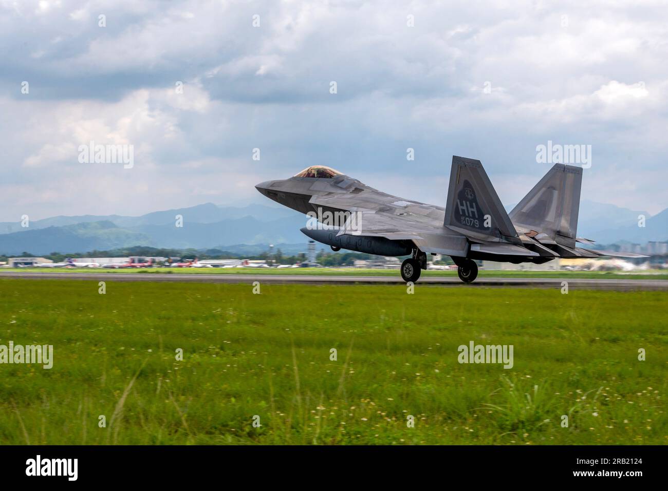 A U.S. Air Force F-22 Raptor from the Hawaiian Raptors Squadron ...