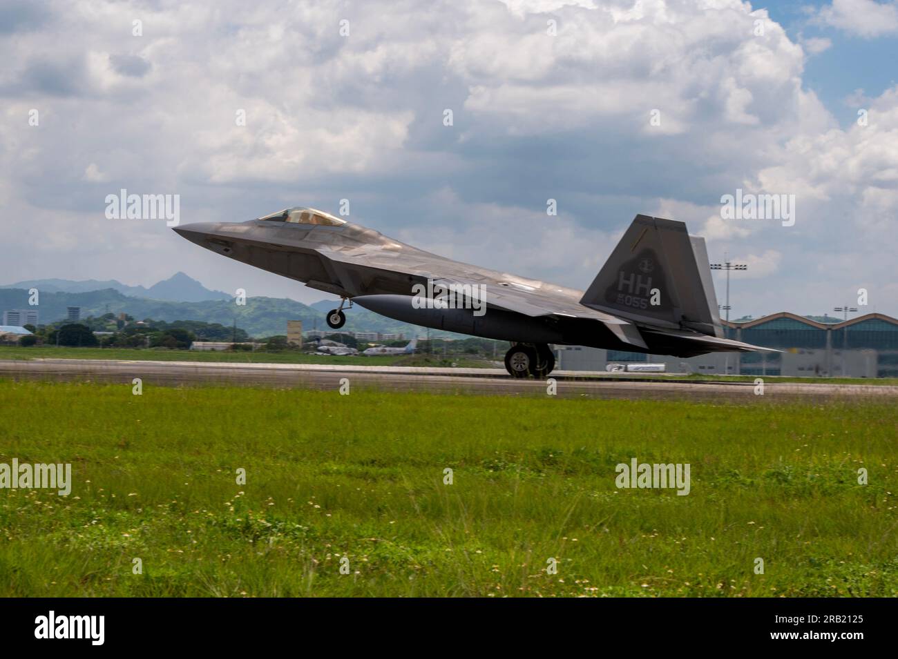 A U.S. Air Force F-22 Raptor from the Hawaiian Raptors Squadron ...