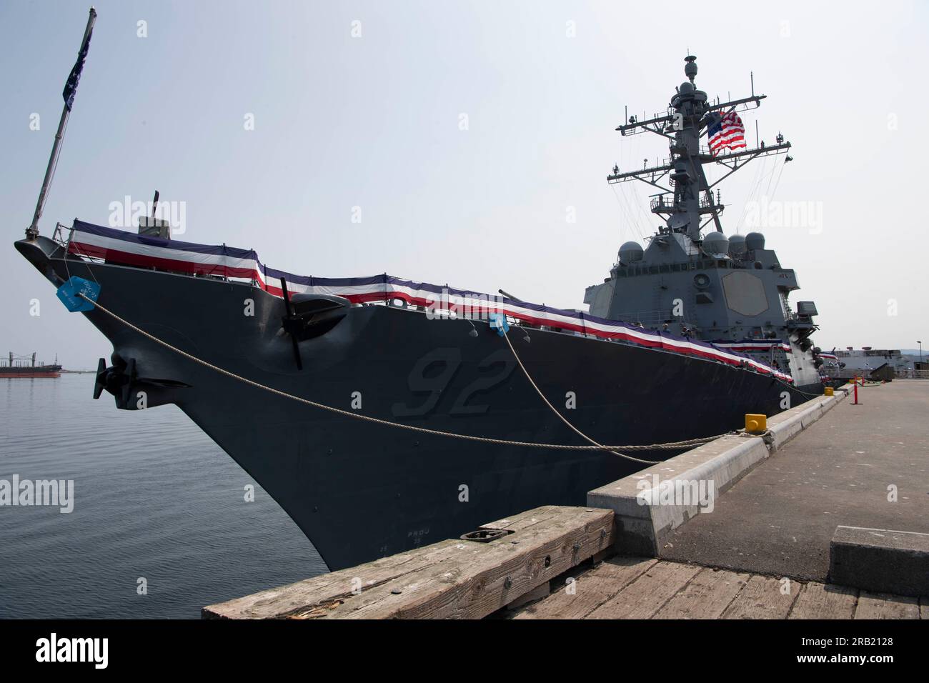 Uss momsen ddg 92 hi-res stock photography and images - Alamy