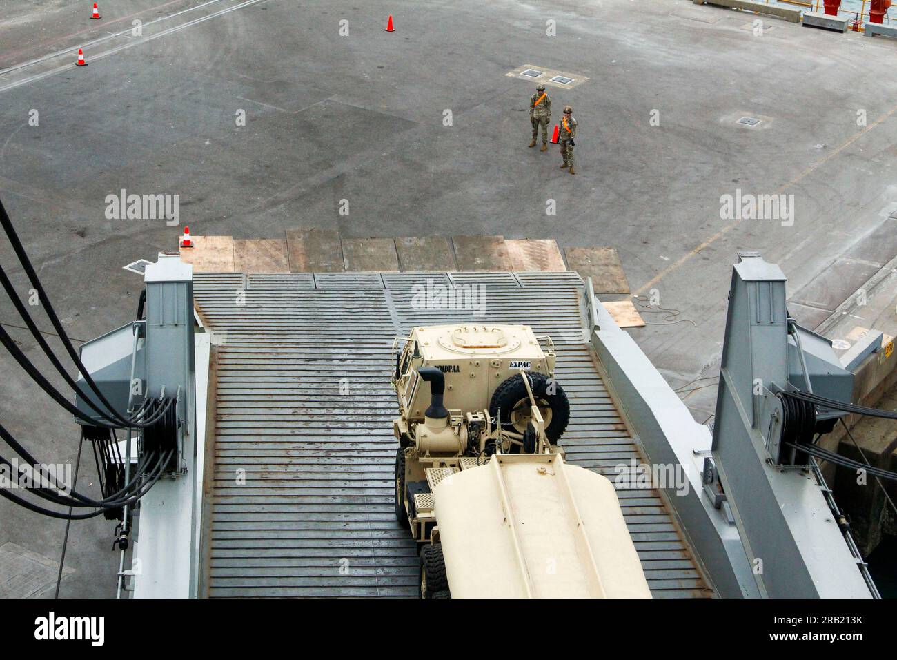 Soldiers assigned to 524th Division Sustainment Support Battalion, 25th ...