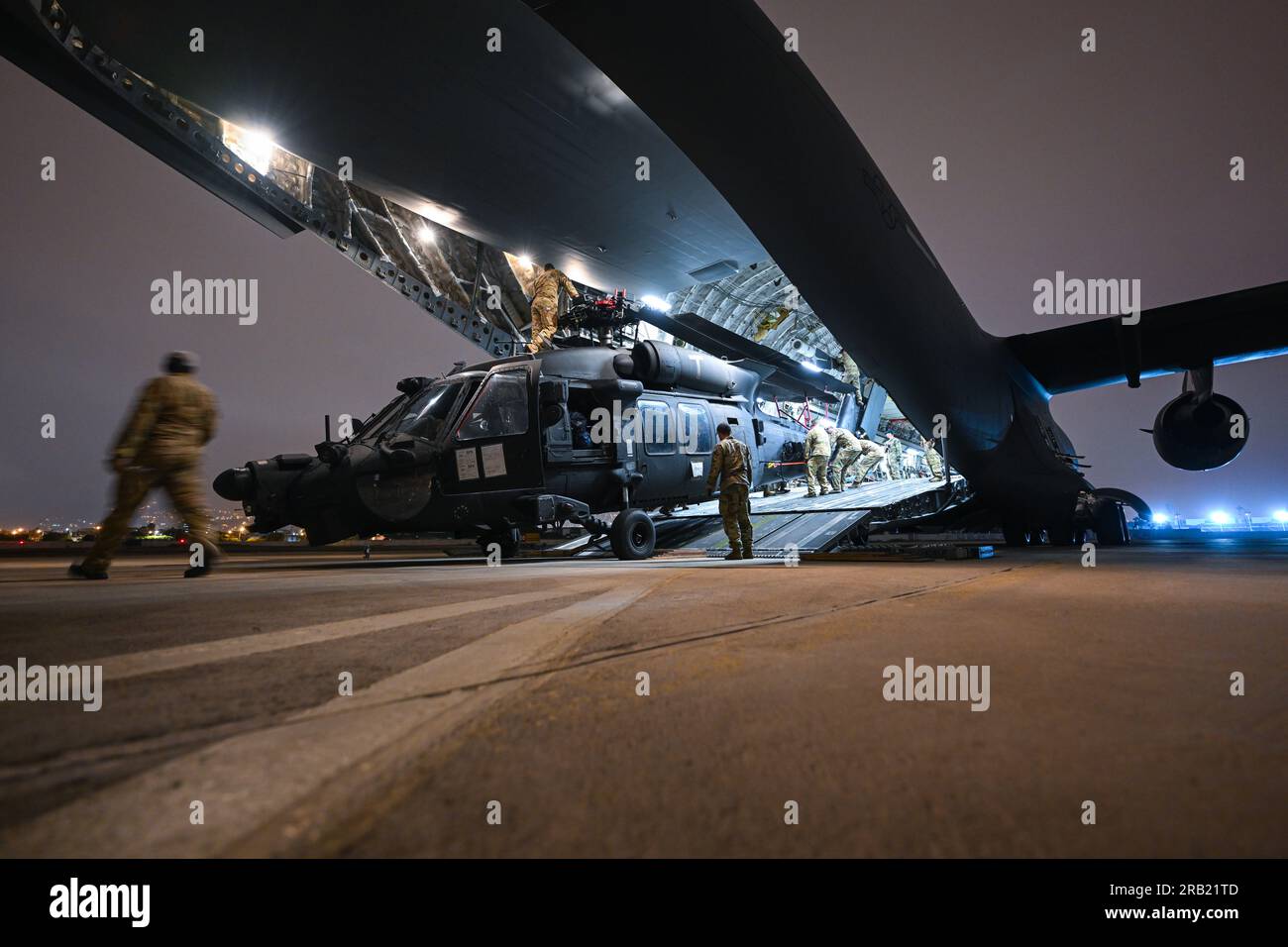 A U.S. C-17 Globemaster III from Joint Base McGuire-Dix-Lakehurst, New ...