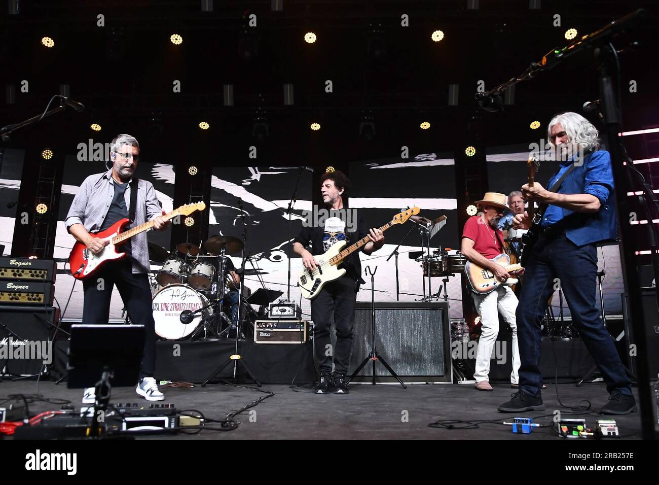 Dire straits singer in concert hi-res stock photography and images - Alamy