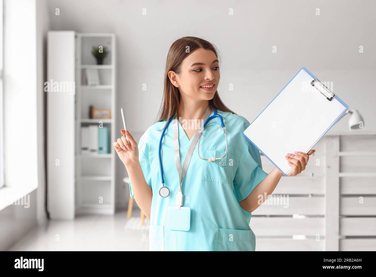 Female medical intern with clipboard at hospital Stock Photo - Alamy