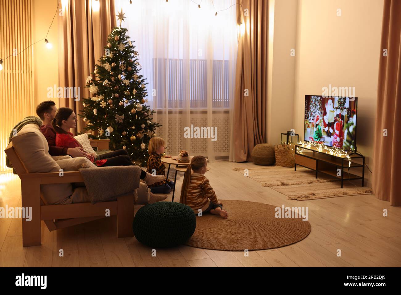Adult daughter mother tv christmas hi-res stock photography and images ...