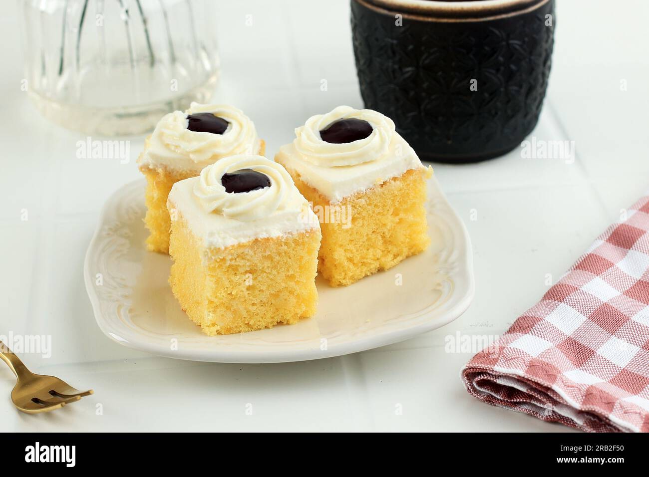Cake potong hi-res stock photography and images - Alamy