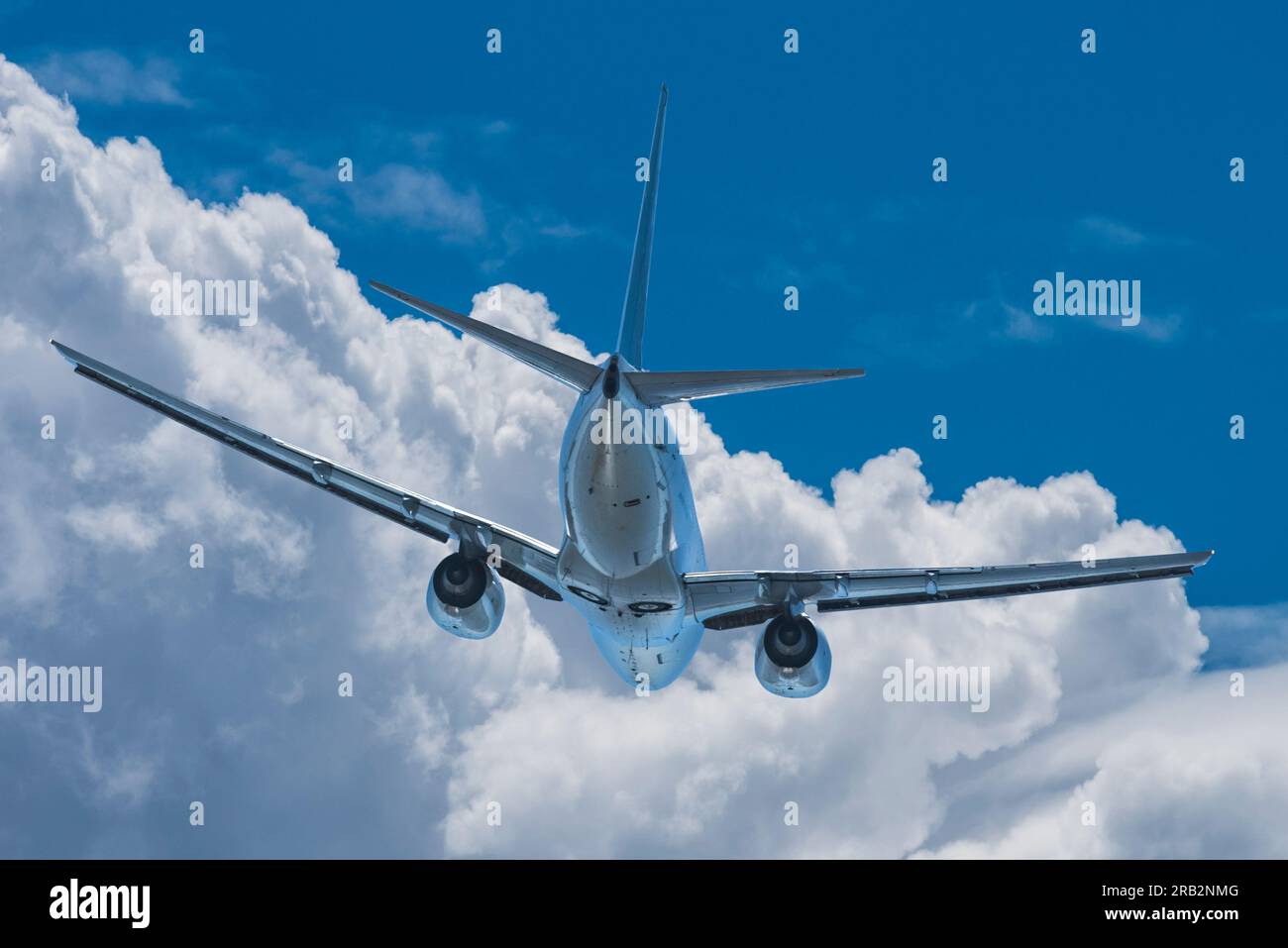 Commercial aircraft clouds banking hi-res stock photography and images ...