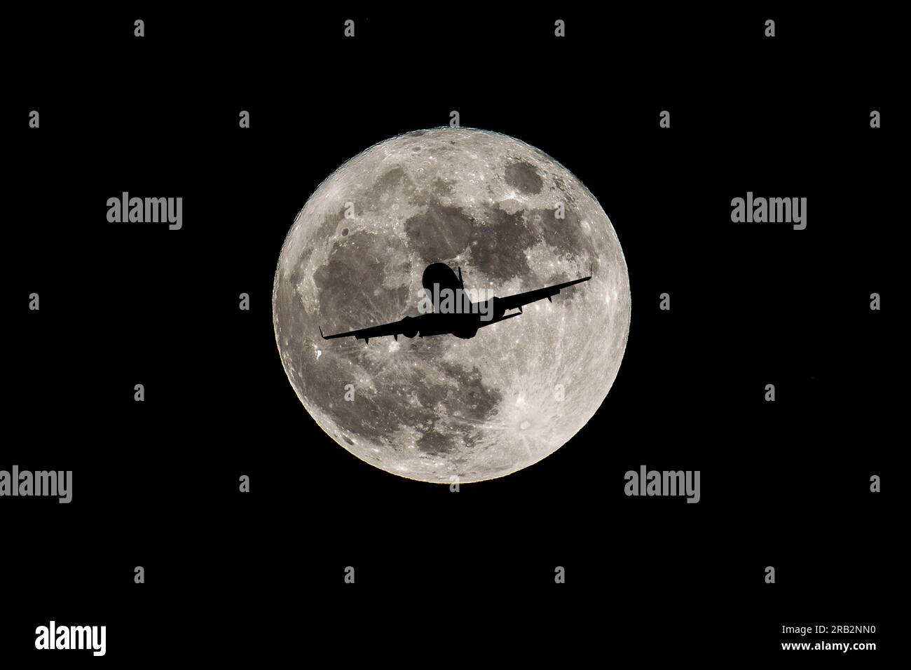 737 jet plane, aircraft silhouette against full moon Stock Photo - Alamy