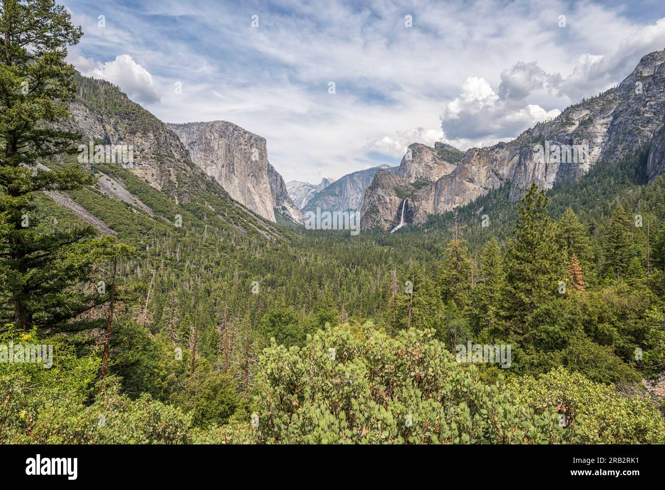 The iconic view of Yosemite Valley called the Tunnel View. Yosemite ...